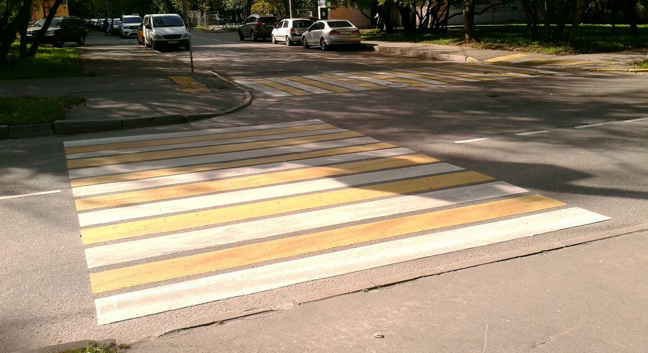 Toshkentda piyodalar o‘tish joyida erkakni avtobus va avtomobil birin ...